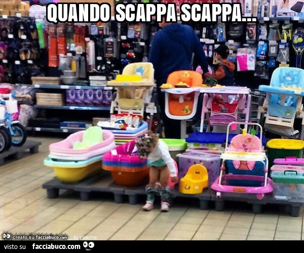 Bambina fa la pipì sul vasino al negozio. Quando scappa scappa ...